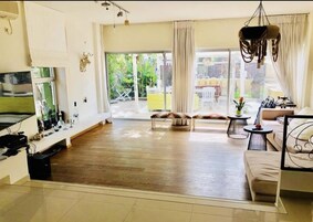 Villa, 4 quartos | Sala | TV de ecrã plano 