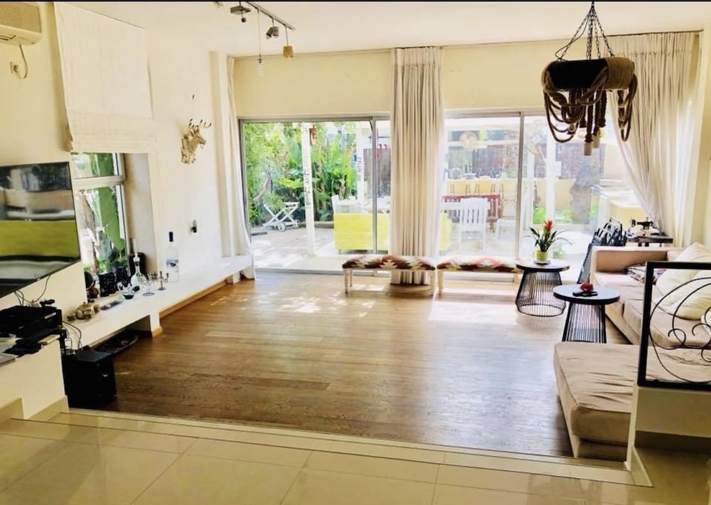 Huge And Beautiful Sunny Villa By Beach - Tel Aviv