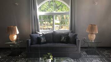 Apartamento Elite, 1 cama queen-size e sofá-cama, não fumadores, vista para o jardim | Sala de estar | Smart TV, Netflix