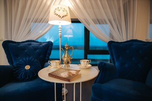 Cobertura luxo, vista para o rio | Área de estar | TV de tela plana