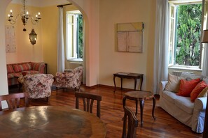 Vila, 6 quartos | Área de estar | TV