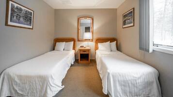 Condo luxo | Área de estar | TV 32 polegadas com canais a cabo, DVD player