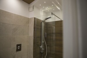 Quarto de Luxo, 1 cama queen-size, não fumadores, vista para o jardim | Casa de banho | Um polibã, um chuveiro fixo, um secador de cabelo, chinelos 