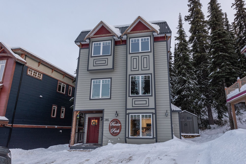Deluxe Suite - Full Kitchen, Fireplace, Semi-private Hot Tub, Bbq, Pet Friendly - British Columbia