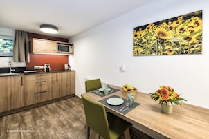 Geladeira, micro-ondas, máquina de café expresso, chaleira elétrica