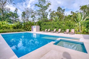 Piscina exterior, espreguiçadeiras 