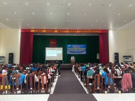 Uma sala de conferências com fileiras de cadeiras voltadas para um palco.