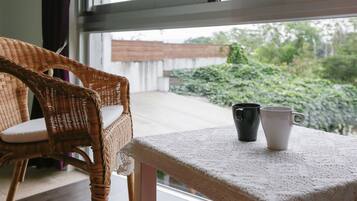 Quarto Duplo Económico | Secretária, cortinas/cortinados opacos, quartos insonorizados