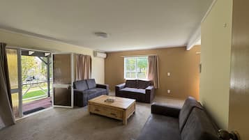 Casa de Campo Familiar, 3 quartos | Sala de estar | TV de ecrã plano