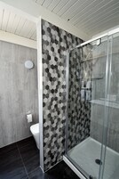 Chalé Superior, várias camas, não fumadores, vista para o jardim | Duche na casa de banho