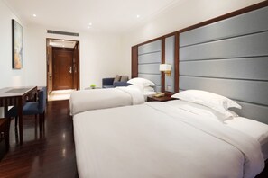 Quarto Twin Superior | Cofre no quarto, cortinas/cortinados opacos, ferro/tábua de engomar 