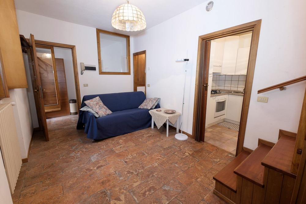 Typisch Italienische, Zweistöckige Wohnung In Der Altstadt - Domaso