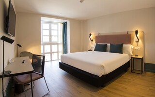Quarto Duplo | Minibar, cofre no quarto, secretária, cortinas/cortinados opacos 