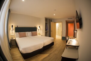 Quarto Duplo | Minibar, cofre no quarto, secretária, cortinas/cortinados opacos 
