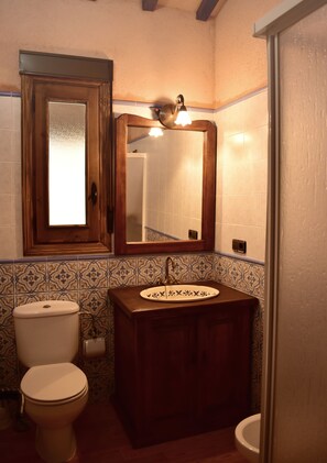 Quarto Duplo, terraço | Casa de banho | Um polibã, artigos de higiene pessoal grátis, um secador de cabelo 