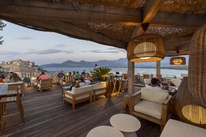 Serviço de jantar, restaurante ao ar livre 