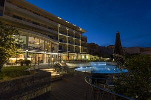 Fachada da propriedade à noite