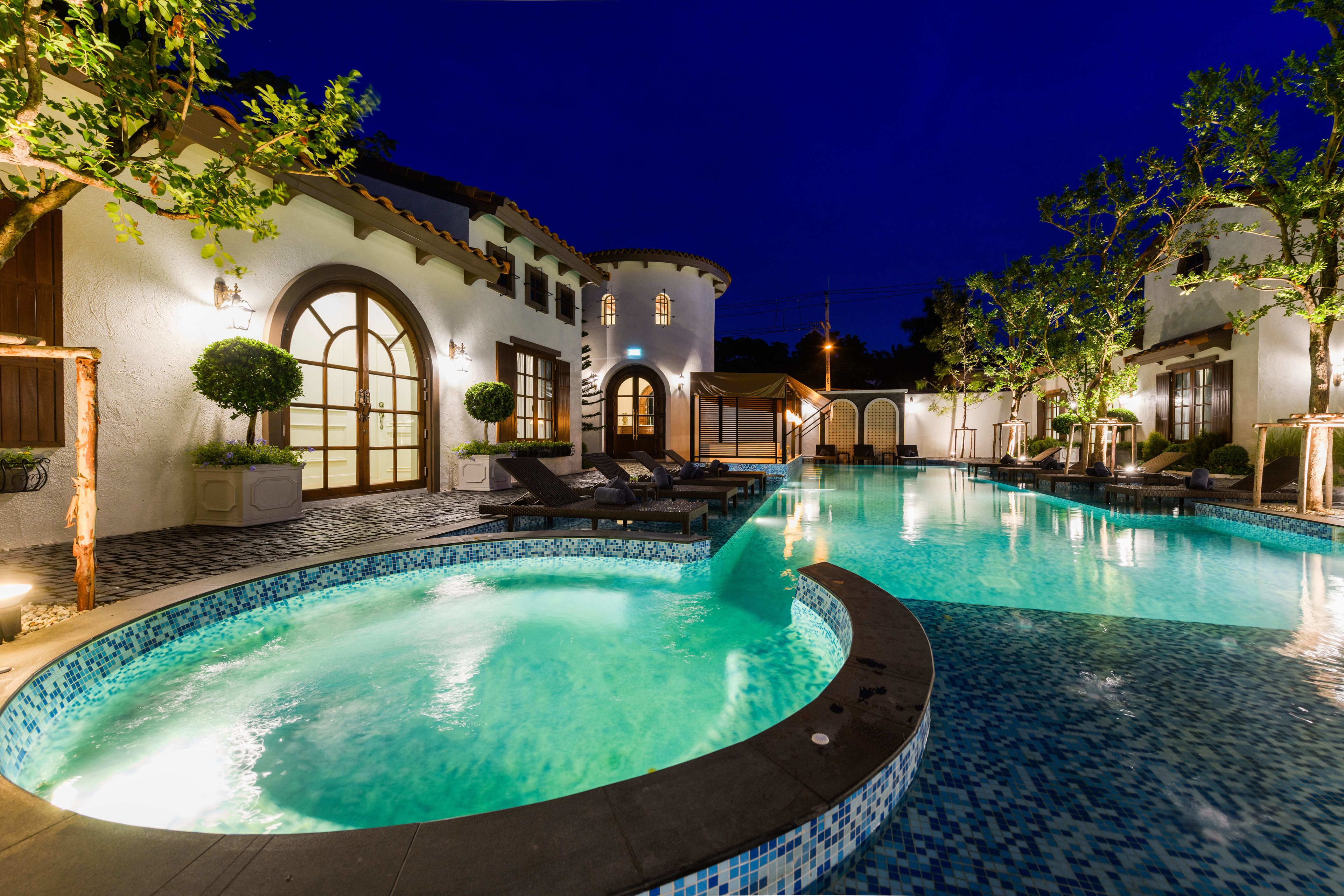 Piscina externa, espreguiçadeiras