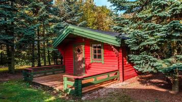Cabana de Madeira Comfort | Com decoração personalizada, com mobília individualizada, Wi-fi