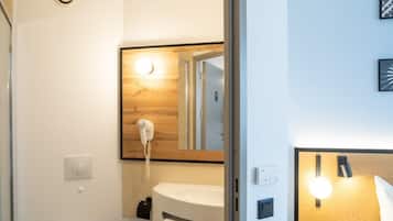 Escrivaninha, cortinas blackout, Wi-Fi de cortesia, roupa de cama