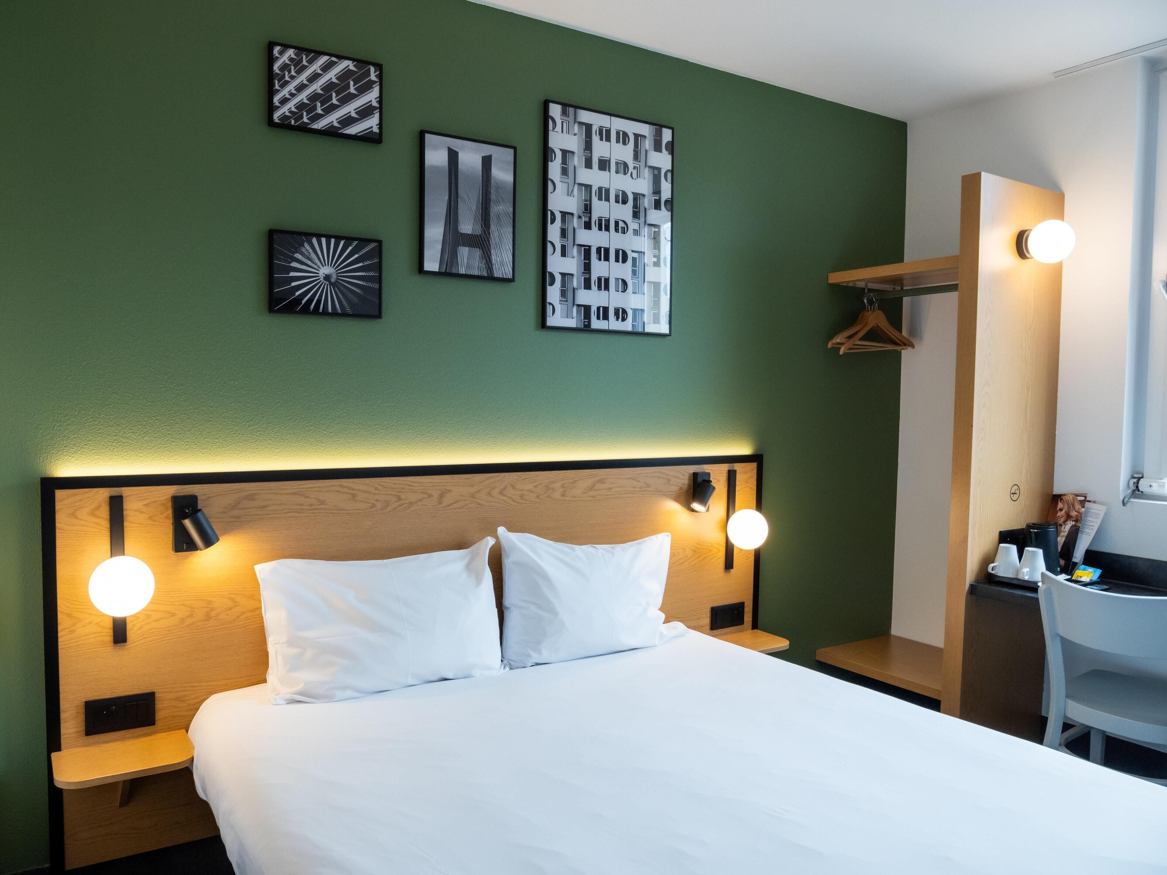 Standard Double Room, 1 Queen Bed, Non Smoking | Escrivaninha, cortinas blackout, Wi-Fi de cortesia, roupa de cama