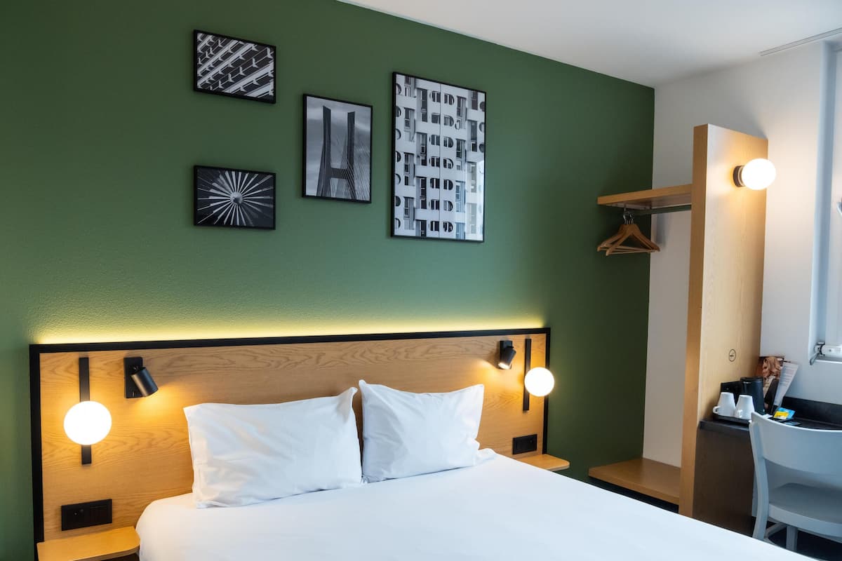 Standard Double Room, 1 Queen Bed, Non Smoking | Escrivaninha, cortinas blackout, Wi-Fi de cortesia, roupa de cama