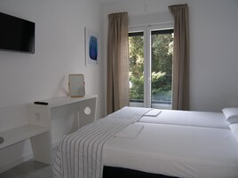 2 quartos, roupa de alta qualidade, secretária 