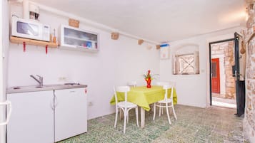 Apartamento Clássico, 2 quartos | Cozinha privada | Um frigorífico, um micro-ondas, uma placa de cozinha