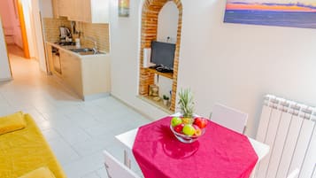 Apartamento, 1 quarto (Vania B) | Refeições no quarto