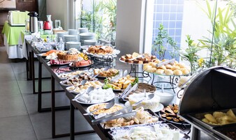 Café da manhã com buffet grátis todos os dias