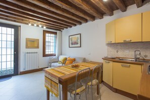 Apartamento, 1 quarto | Refeições no quarto