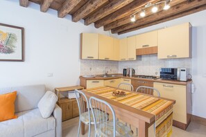 Apartamento, 1 quarto | Cozinha privada | Um frigorífico/congelador grande, um micro-ondas, uma placa de cozinha 