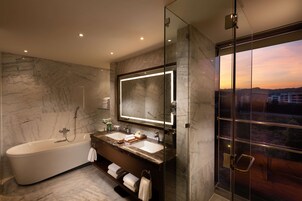 KING TWO BEDROOM GOVERNOR SUITE | Casa de banho | Artigos de higiene pessoal grátis, um secador de cabelo, roupões