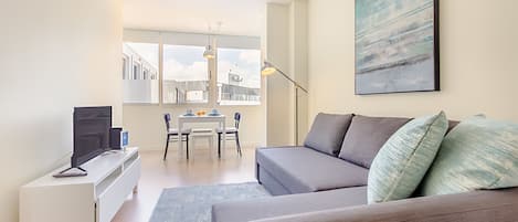 Apartamento, 1 quarto | Sala | Televisor de ecrã plano de 100 cm com canais por cabo, televisor