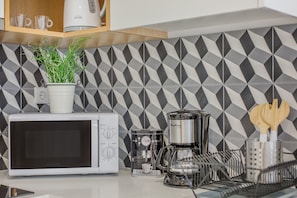 Apartamento, 1 quarto | Cozinha privada | Um frigorífico/congelador grande, um micro-ondas, uma placa de cozinha