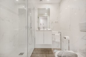 Apartamento, 2 quartos | Banheiro | Chuveiro, secador de cabelo, toalhas de banho, sabonete