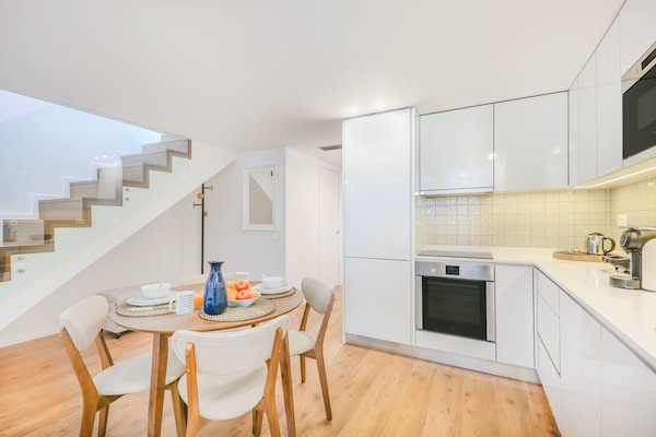 Apartamento, 2 quartos | Área de estar | TV de tela plana 32 polegadas com canais a cabo, TV