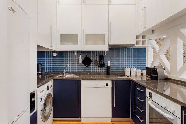 Apartamento, 1 quarto | Cozinha privada | Um frigorífico/congelador grande, um micro-ondas, um forno 