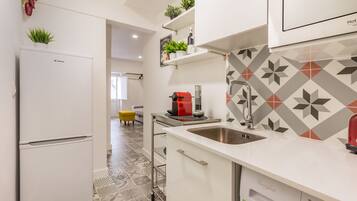 Apartamento, 1 quarto | Cozinha privada | Um frigorífico/congelador grande, um micro-ondas, um forno