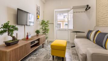 Apartamento, 1 quarto | Sala | TV de ecrã plano