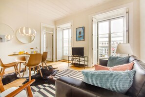 Apartamento, 2 quartos, Vista para a cidade | Sala de estar | TV de ecrã plano 
