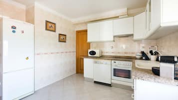 Apartamento Familiar, 3 quartos, não fumadores | Cozinha privada | Um frigorífico/congelador grande, um micro-ondas, um forno