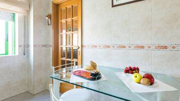 Um frigorífico/congelador grande, um micro-ondas, um forno