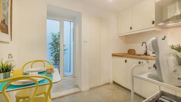 Apartamento, 1 quarto | Kitchenette privada | Um frigorífico/congelador grande, um micro-ondas, uma placa de cozinha