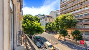 Vista da rua com um edifício identificado com a placa 