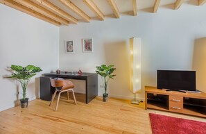 Apartamento, 1 quarto | Sala de estar | TV de ecrã plano 
