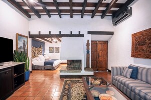 Master Suite with Jacuzzi, 1 King Bed, No. 4 & 3 | Roupa de alta qualidade, minibar, cofre no quarto 