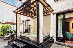 Master Suite with Jacuzzi, 1 King Bed, No. 4 & 3 | Terraço/pátio interior