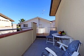 Apartamento básico, 3 quartos | Terraço/pátio