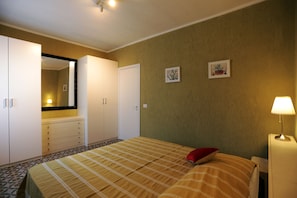 Apartamento básico, 3 quartos | Individualmente decorados, individualmente mobiliados, Wi-Fi de cortesia
